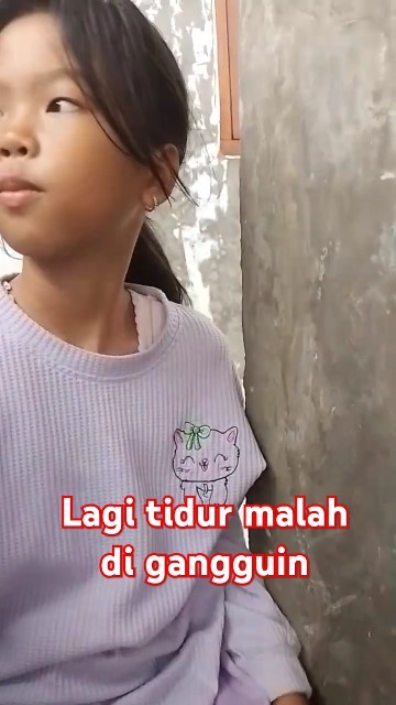 Lagi tidur malah di gangguin#short#video#usil#gangguin - YouTube