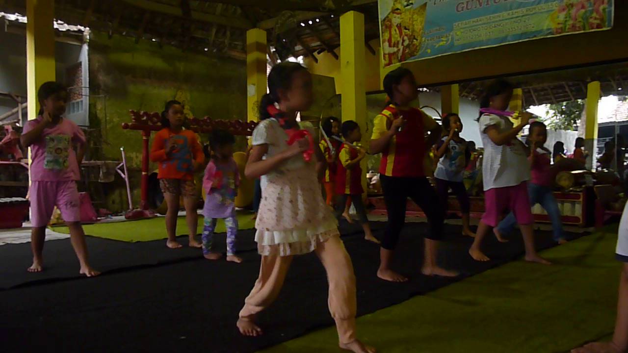 TARI PEDANG Sanggar Tari GUNTUR Kediri 2016 - YouTube