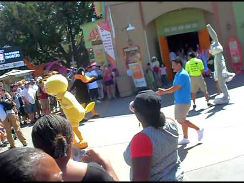 LOONEy TOONS & MR SiX DANCiNG TO CUPiD SHUFFLE & ELECTRiC SLiDE.AVI ...