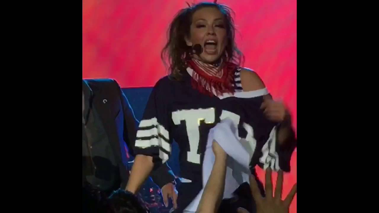 Thalia - A Quien Le Importa / Arrasando - Latina Love Tour - YouTube