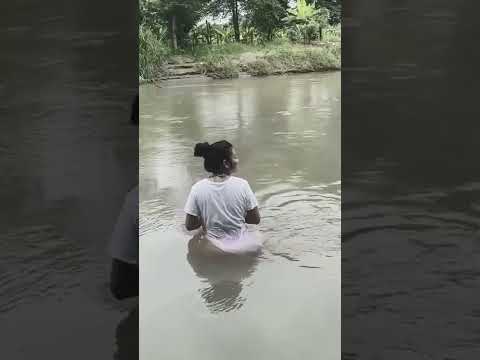 Ngintip tetangga mudik mandi di kali