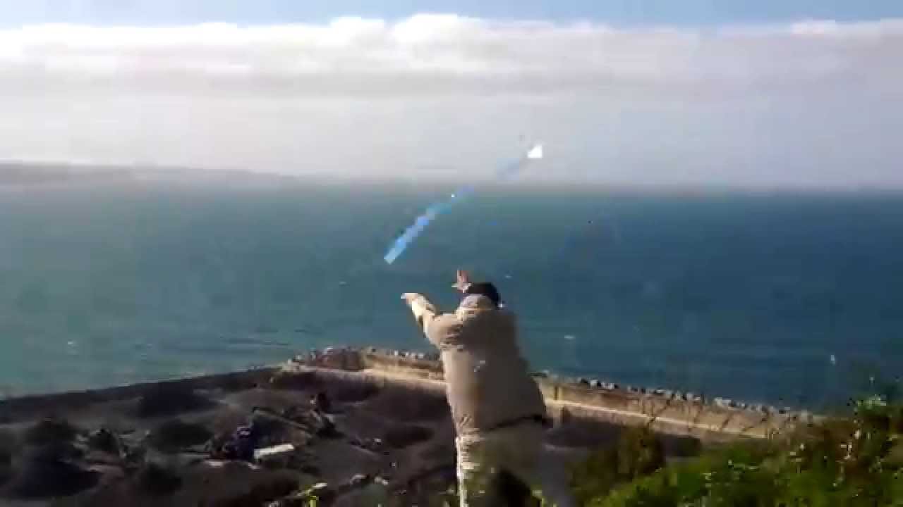 Launching a Zagi wing in 90km/h winds... not very easy.. - YouTube