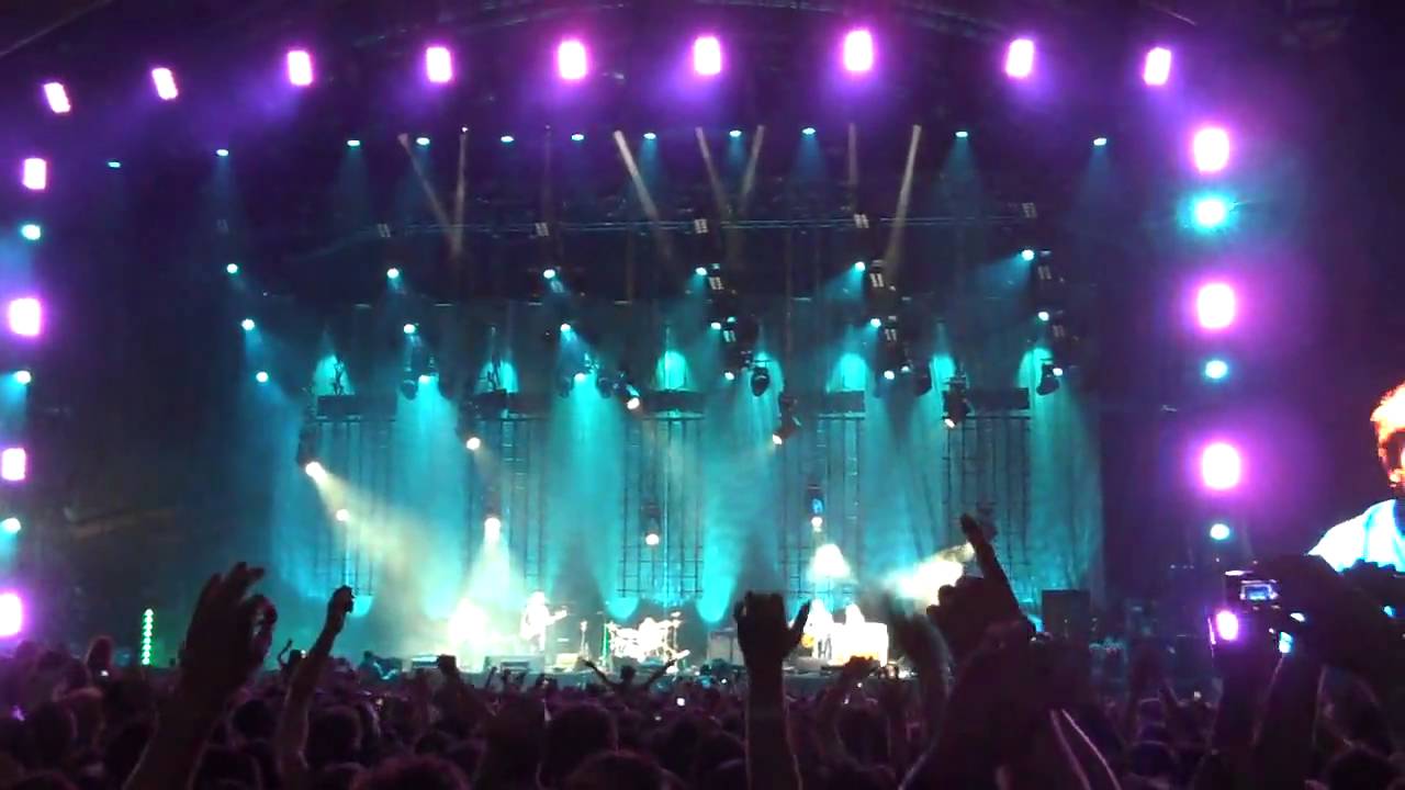 Oasis @ Wembley - Half The World Away - YouTube
