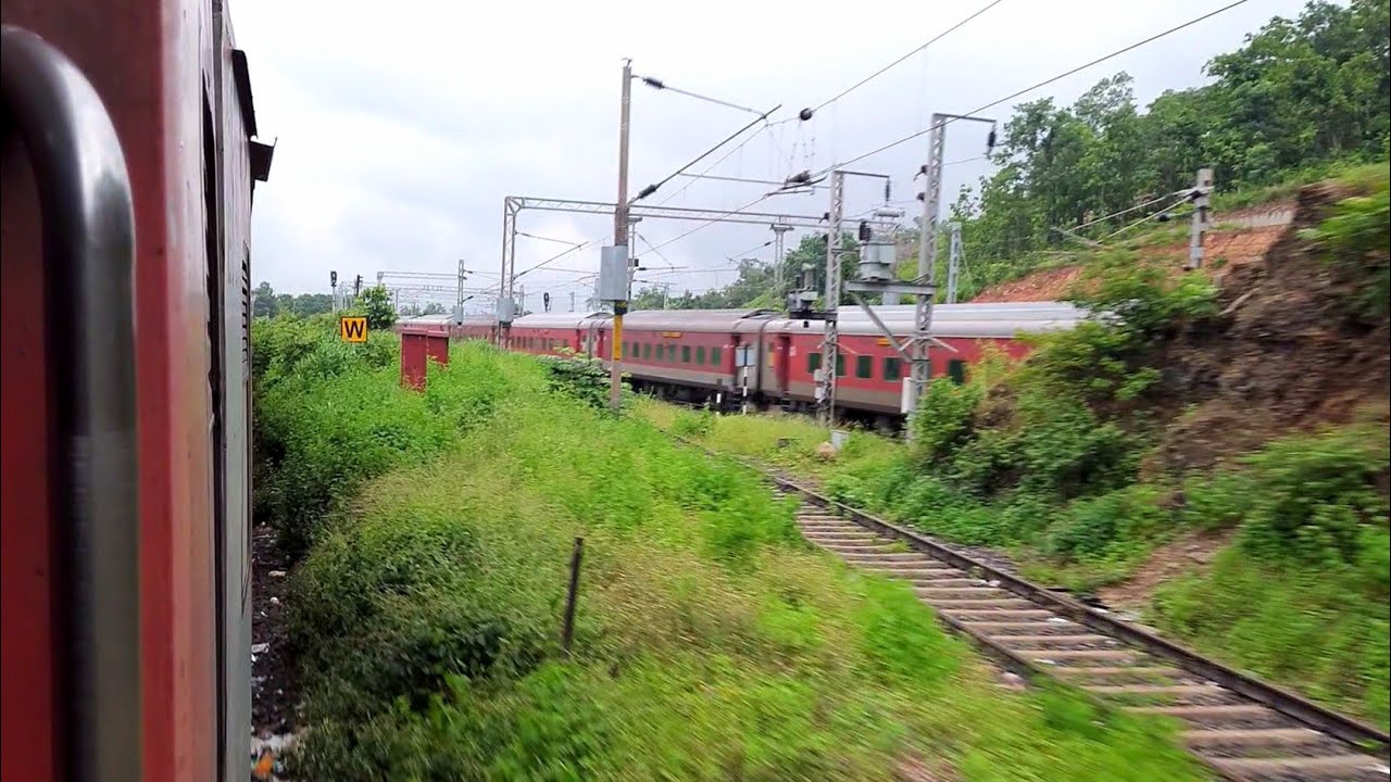 Agra Mumbai Lashkar Express crossing Samata Express in Mid Ghat in ...