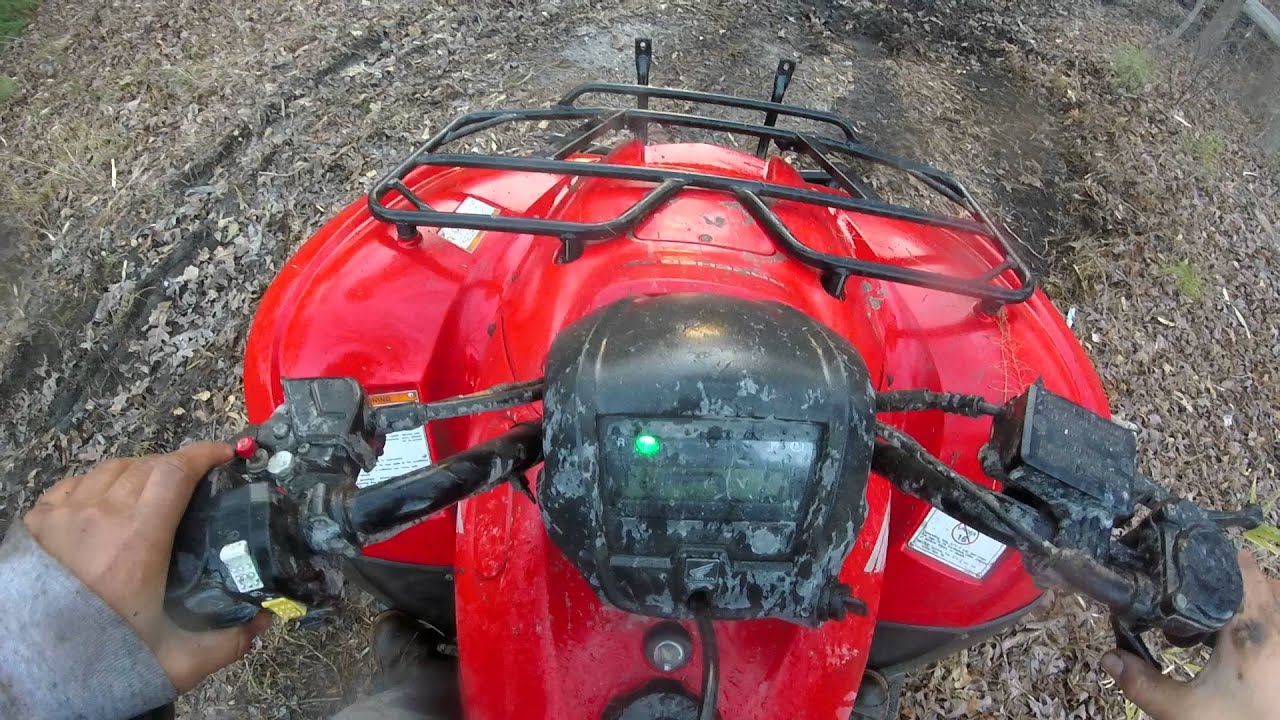 mudding on 420 honda rancher - YouTube