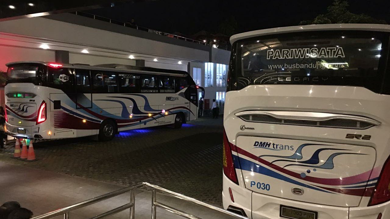 Parkiran sempit bisa masuk 4 BUS besar DMH trans dan kawan kawan - YouTube