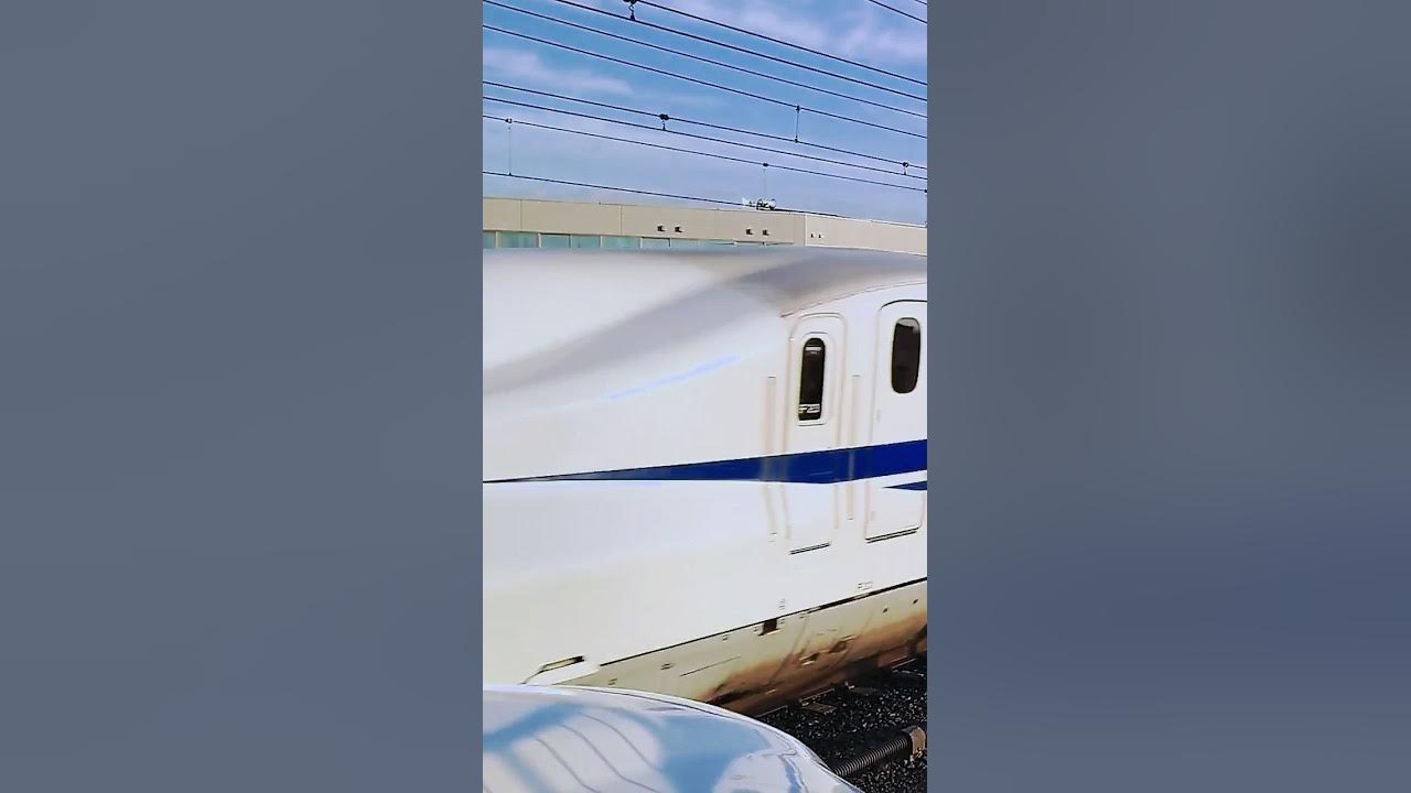 小田原駅に停車中の東海道新幹線N700系 J4編成(N700S)と通過するN700系 F23編成(N700A) - YouTube