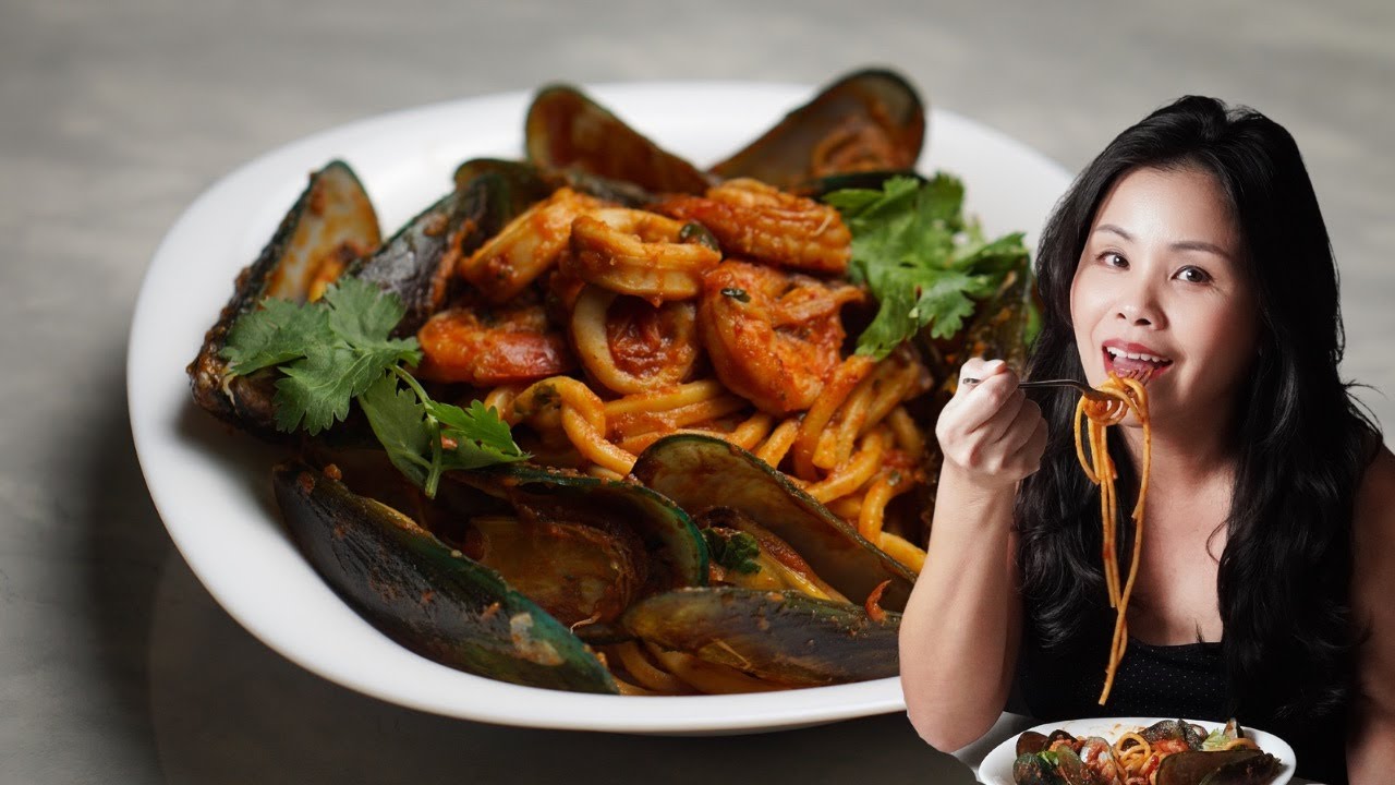 Classic Marinara Seafood Spaghetti (Spaghetti alla Pescatora) - YouTube