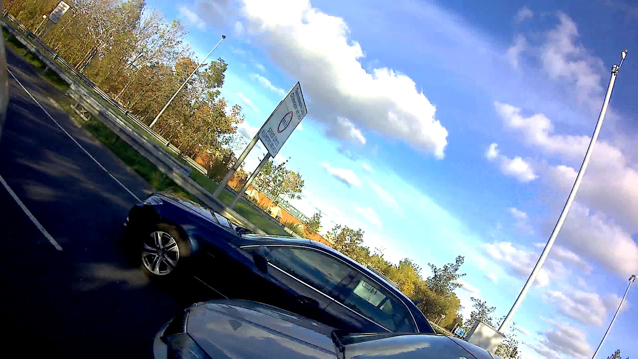 Two idiot car drivers on the road at M50 exit 6 Dublin. Dangerous ...