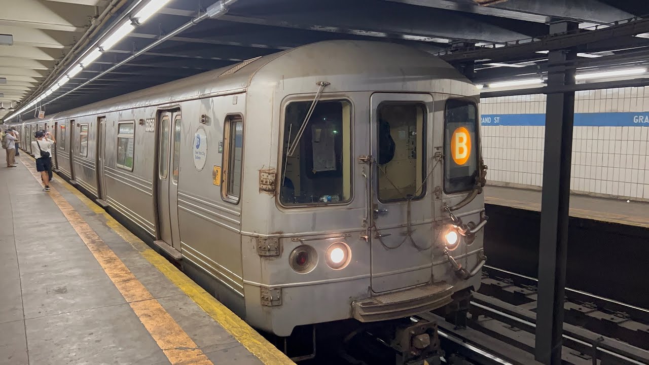 MTA NYCT Quickie: A Brighton Beach bound R46 B train at Grand Street ...
