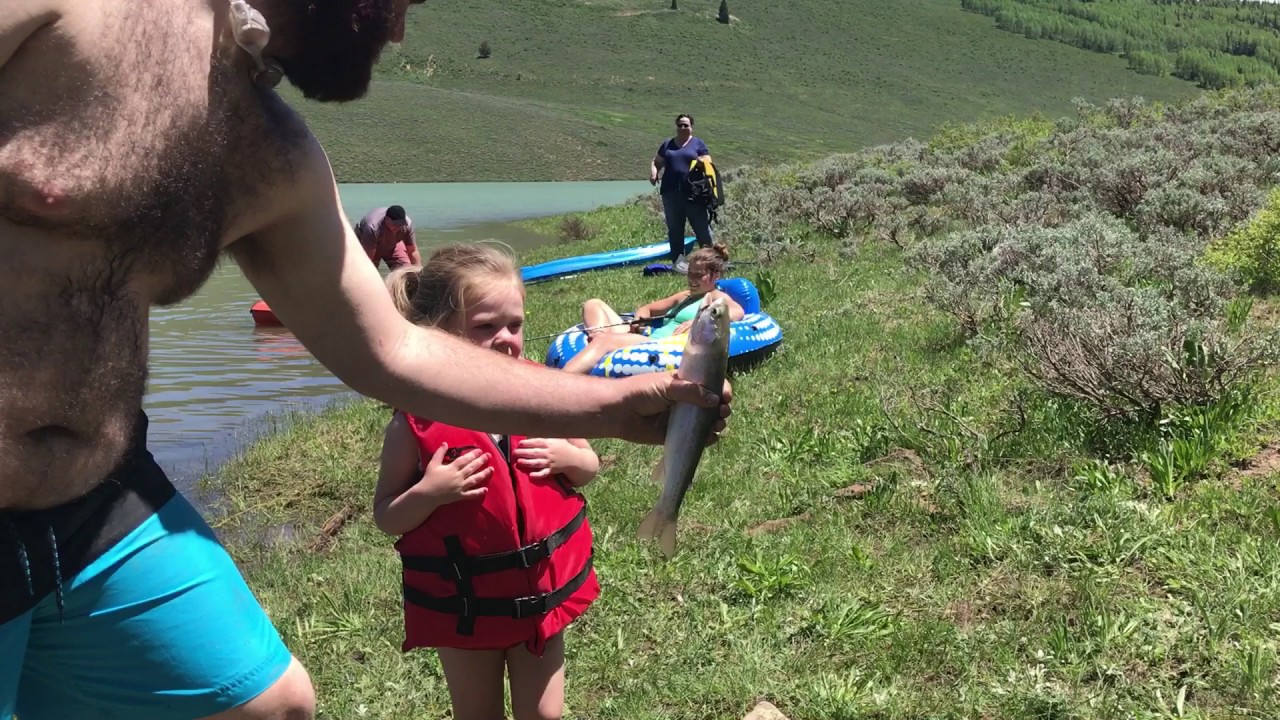 Little girl afraid of fish - YouTube