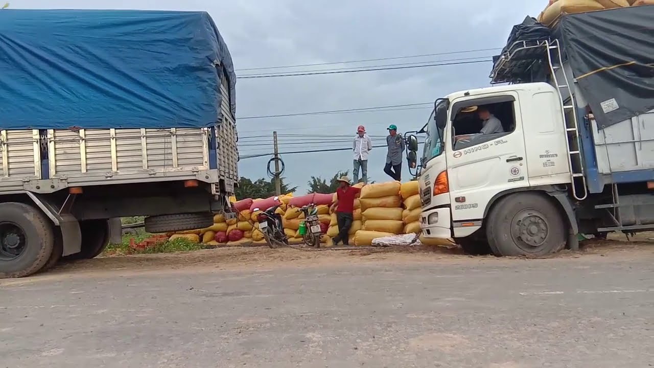 KÉO XE LÚA BỊ LÚN ĐỨC XÍCH - KT channel - YouTube