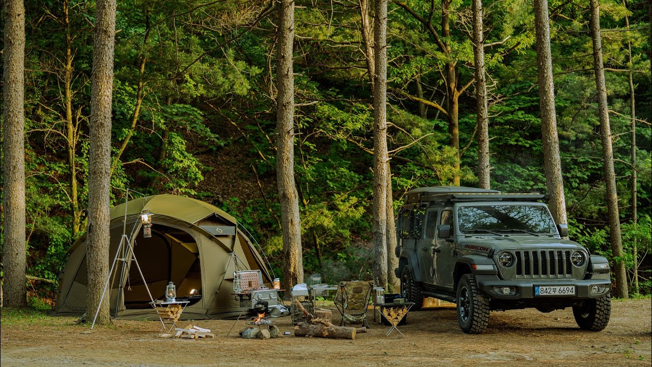 CAMPING IN THE COZY FOREST WITH JEEP GLADIATOR 🏕️[ RELAXING, ASMR ...