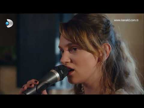 Farah Zeynep Abdullah - Soyunma