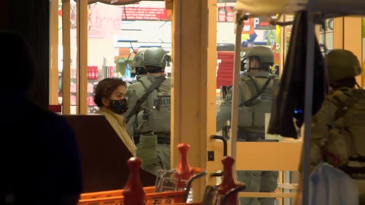 SWAT team responds to ongoing Honolulu Don Quijote barricade - YouTube