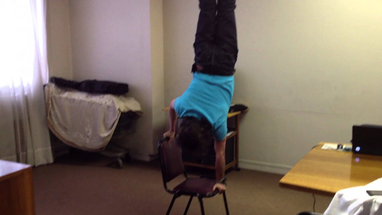 POSICION INVERTIDA EN UNA SILLA - YouTube