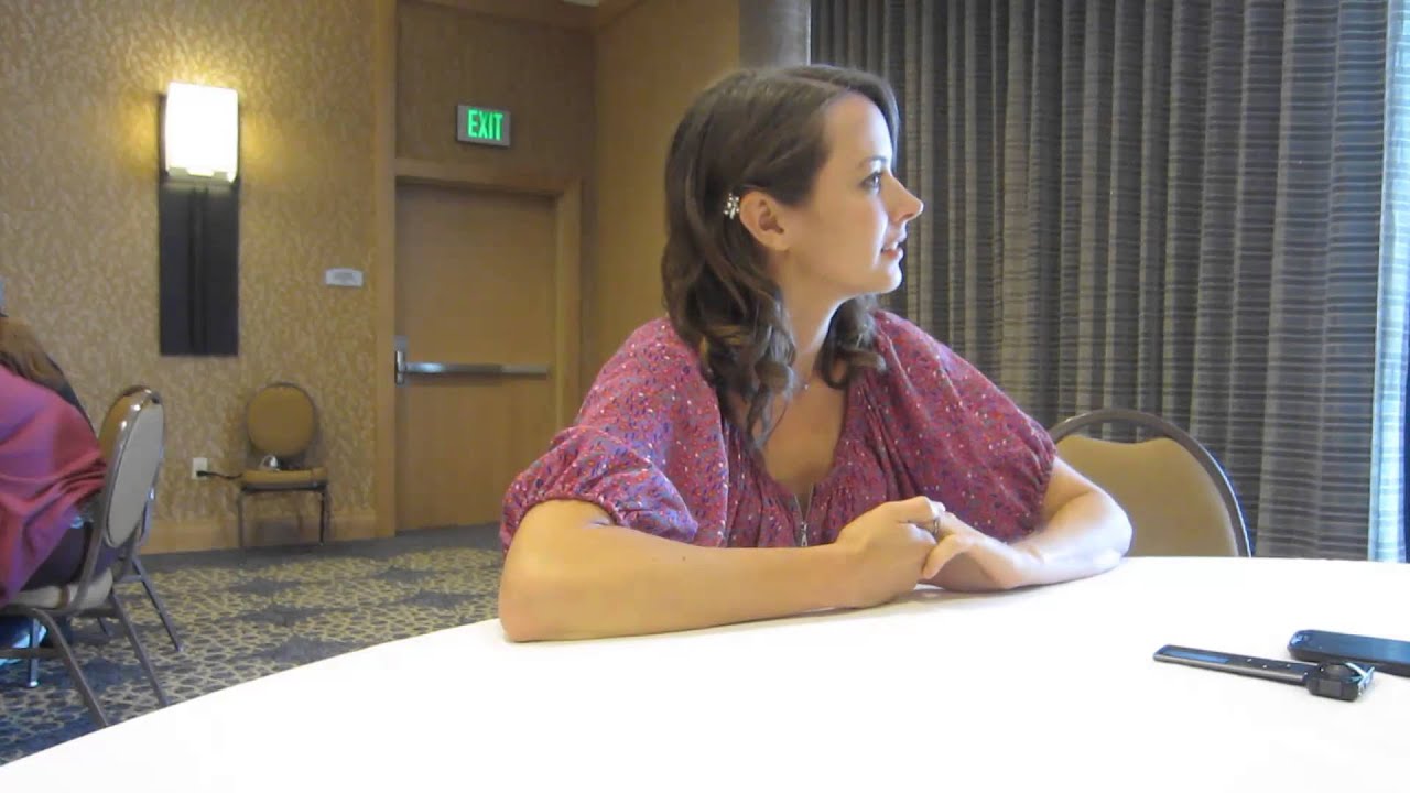 Person of Interest's Amy Acker at SDCC 2013! - YouTube