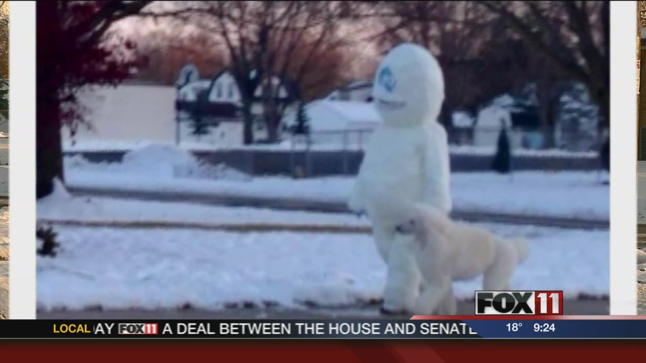 Poodle-walking snowman hits Allouez - YouTube