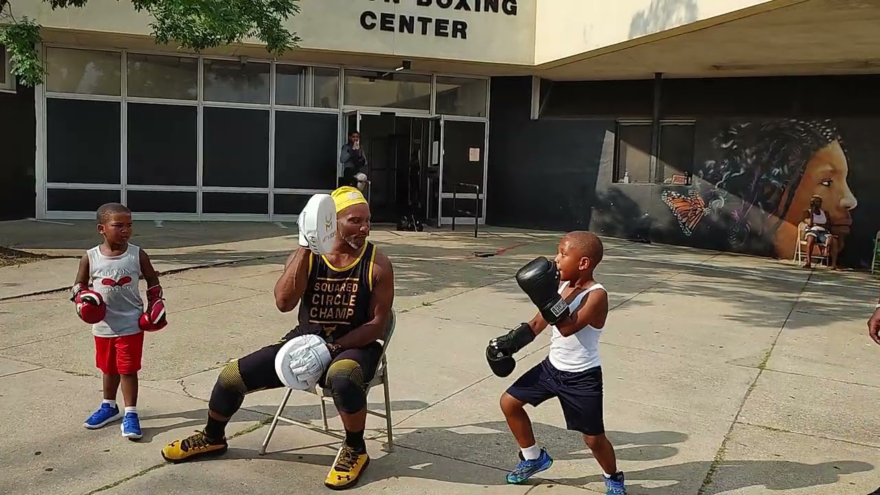 GERVONTA DAVIS COACH CALVIN FORD TRAINING FUTURE WORLD CHAMPIONS - YouTube