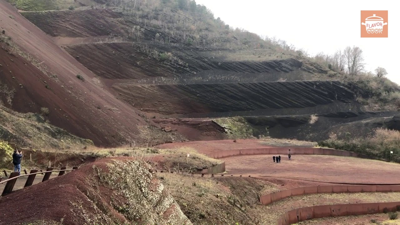 Visita Guiada al Volcán del Croscat en Santa Pau (Garrotxa) - YouTube