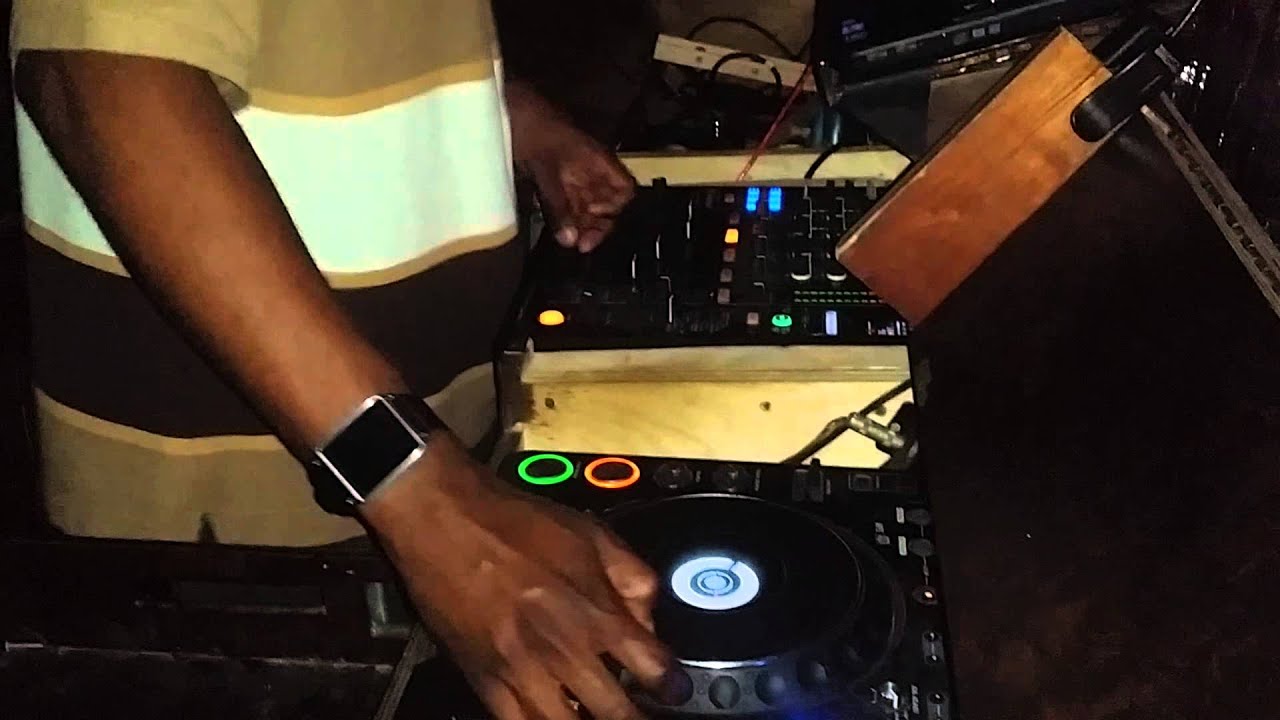 DJ Soundz Spining at The Park - YouTube