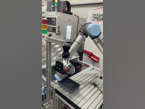 Universal Robots Machine Tending - YouTube