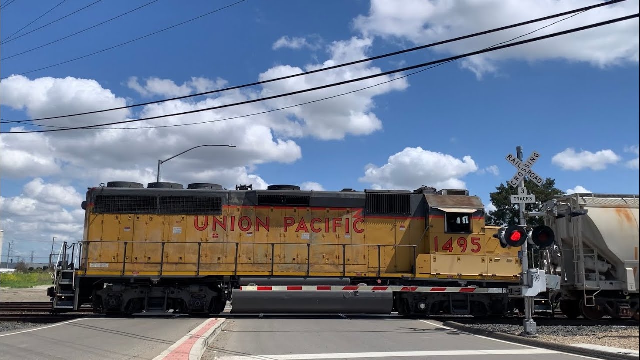 UP 1495 LRS99 Local North - Industrial Drive Railroad Crossing ...