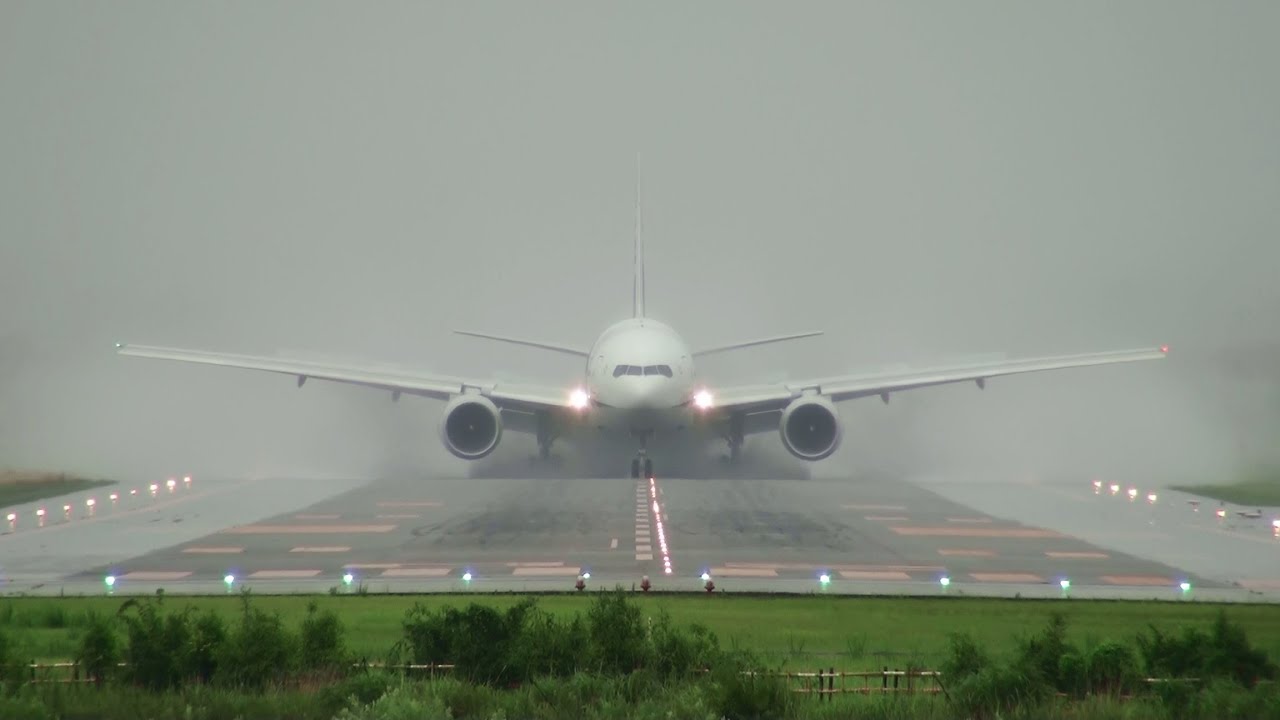 [B777 Reverse Thrust Splash] ANA B777-200ER JA741A LANDING TOYAMA ...