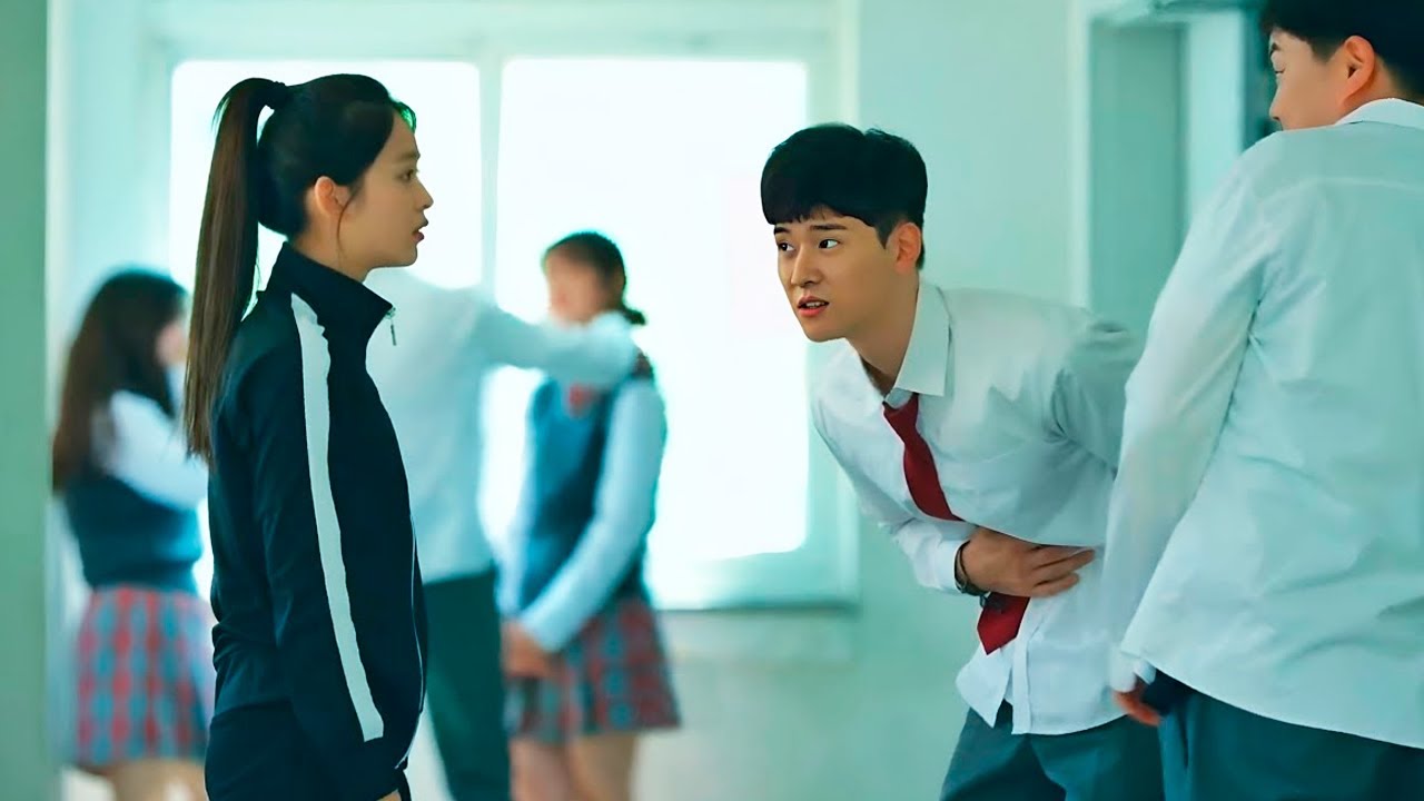 Un Chico Sabe un Peligroso Secreto sobre una Estudiante, por lo que ...