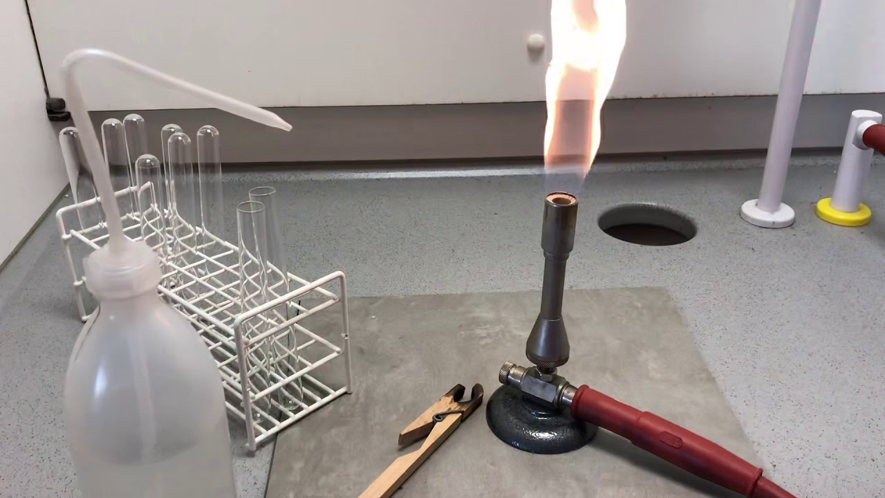 3e klas 1.3.2 de brander deel 2 Verwarmen van een reageerbuis - YouTube