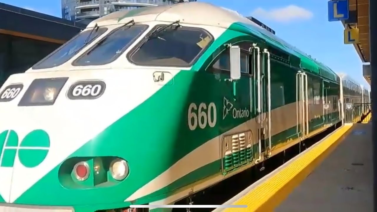 Bike Coaches: Go Transit Mp40ph 660 In The Lead Departing Bloor Stn ...