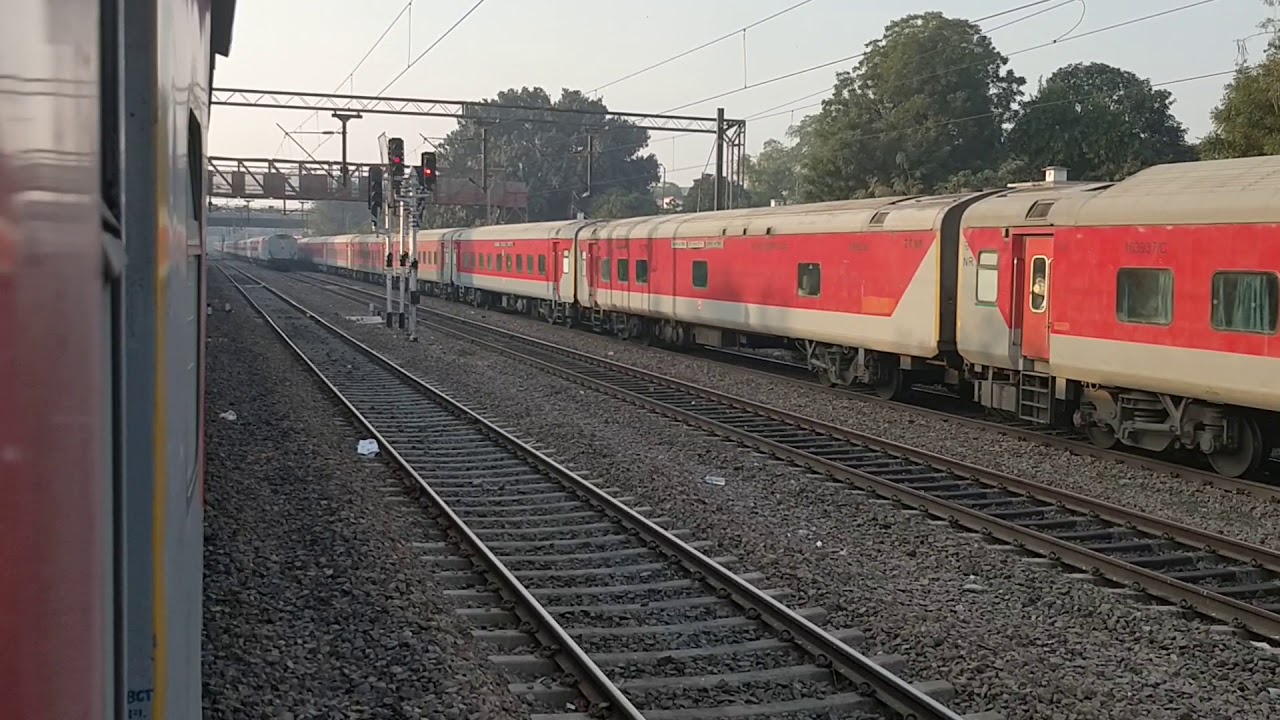 12424 NDLS DBRT Rajdhani Express Crossing 22209 MMCT NDLS Duronto ...