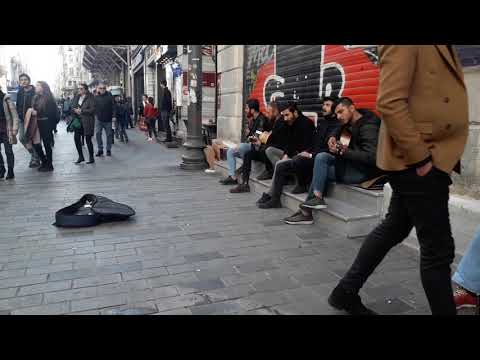 istiklâl caddesin de kürtçe şarkı söyleyen gençler