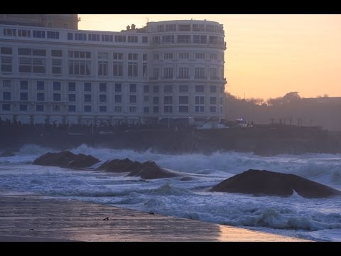 Biarritz : le dune de la grande plage engloutie par les vagues - Huge ...