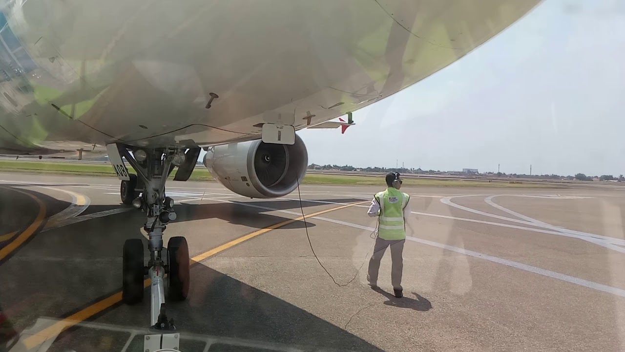 Pushback process// proses bagaimana pesawat di dorong mundur dengan ...