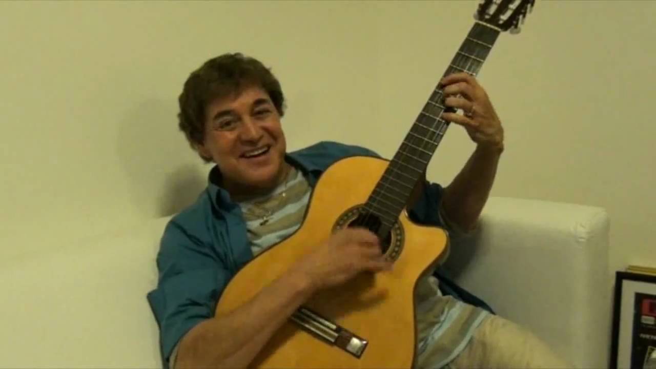 Cantor Bebeto canta Praia e Sol - YouTube