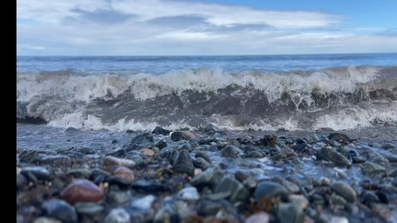 10m+ of BEAUTIFUL Waves crashing on little rocks Beresford Beach ...