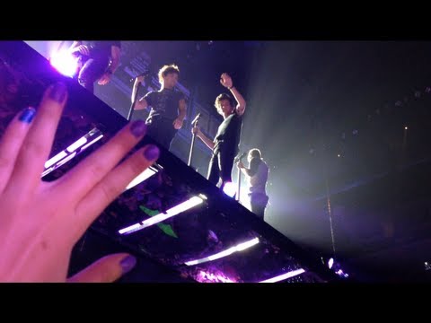 Harry Styles Waving to Me- Pittsburgh 7/8/13 - YouTube