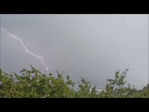 Kurzes heftiges Gewitter mit Wolkenblitzen am 15.08.2022 über Wolfsburg Detmerode - Video und Fotos