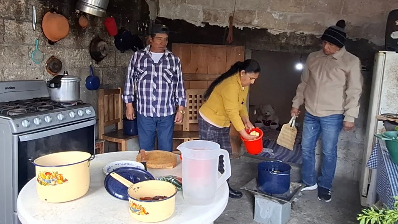 Asi preparamos un chilpozo de res y preparando el ponche todo sabroso ...