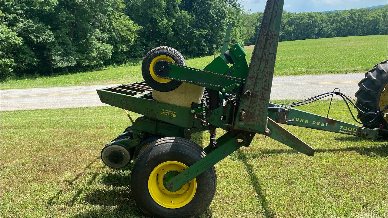 The JOHN DEERE 7000 8x18 planter in action - YouTube