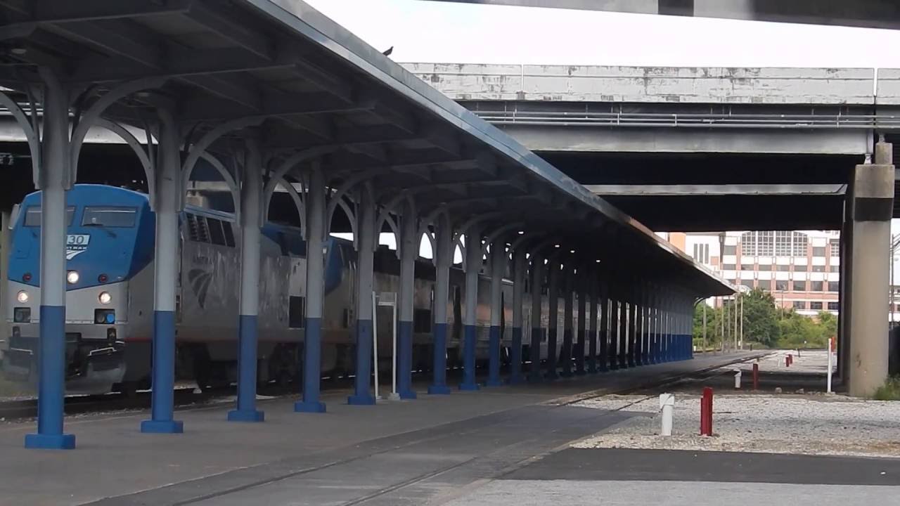 Amtrak 1 train is approaching at the Houston station - YouTube