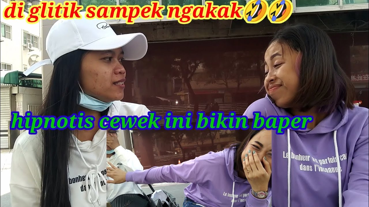 hipnotis cewek lucu banget bikin ngakak || handphone nya bisa bikin menggelitik gak tahan ...