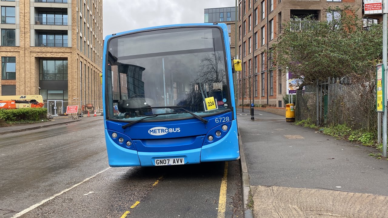 ADL Enviro200 Metrobus 6728 - GN07 AVV in Redhill - YouTube