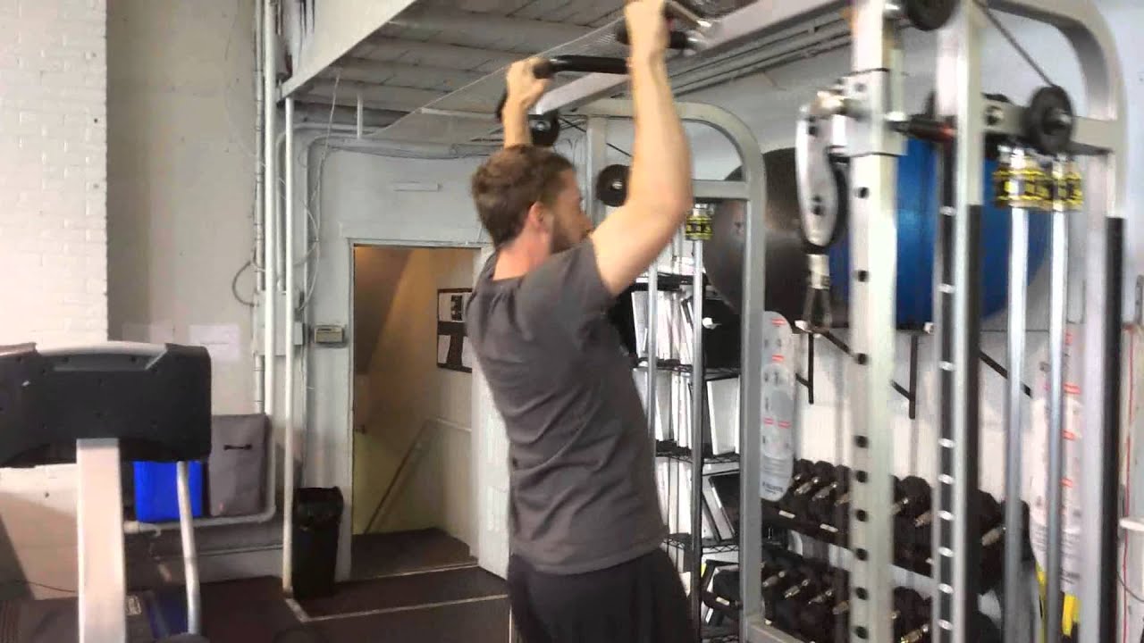 50- Traction à la barre fixe (pronation) - YouTube