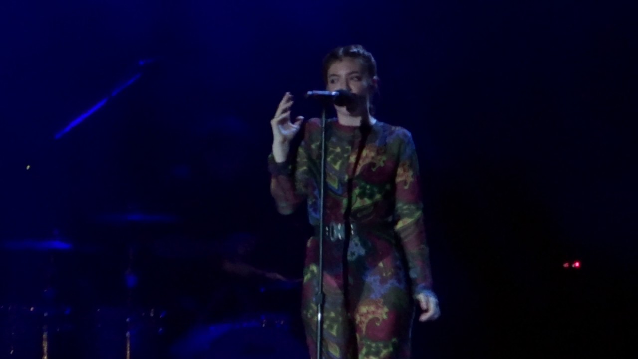 Intro - Green Light into Tennis Court - Lorde @ Bonnaroo 2017 - YouTube