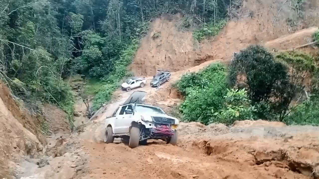 Ford Ranger | Mitsubishi Triton and Toyota Hilux Climb Steep Slippery ...