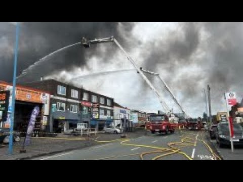 Over hundred firefighters tackle major West Midlands factory fire - YouTube