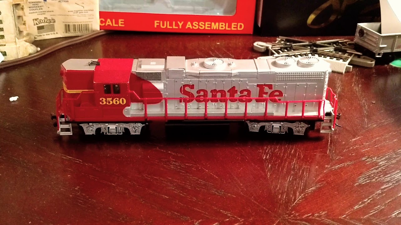 A Reveiw of an ATSF SD-40 High Hood HO Scale - YouTube