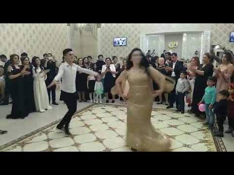 Qız ve oğlanın toyda ela reqsi